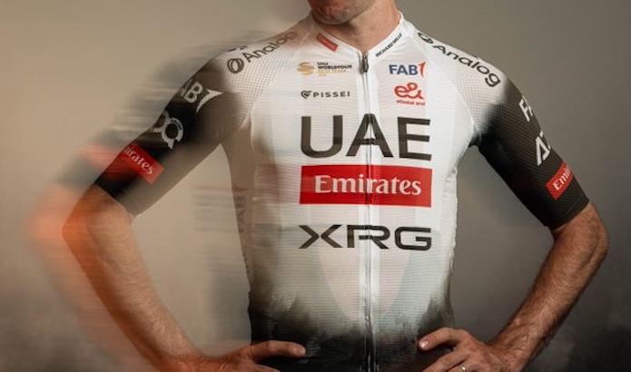 Le nouveau maillot et le nouveau Colnago UAE Team Emirates pour 2025 ...